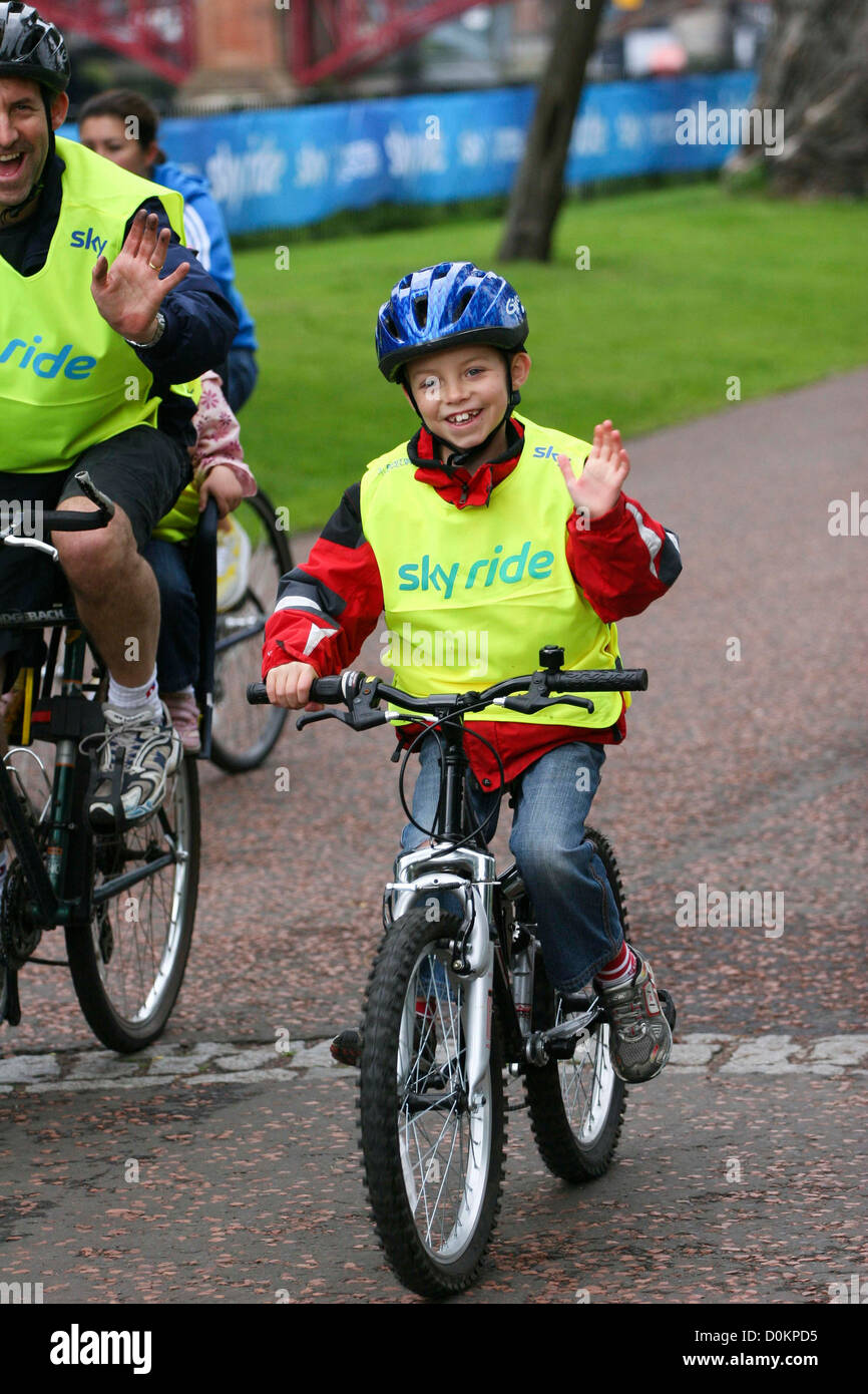 Atmosphere The Glasgow Sky Ride Mass Cycle Event Glasgow, Scotland - 22 ...