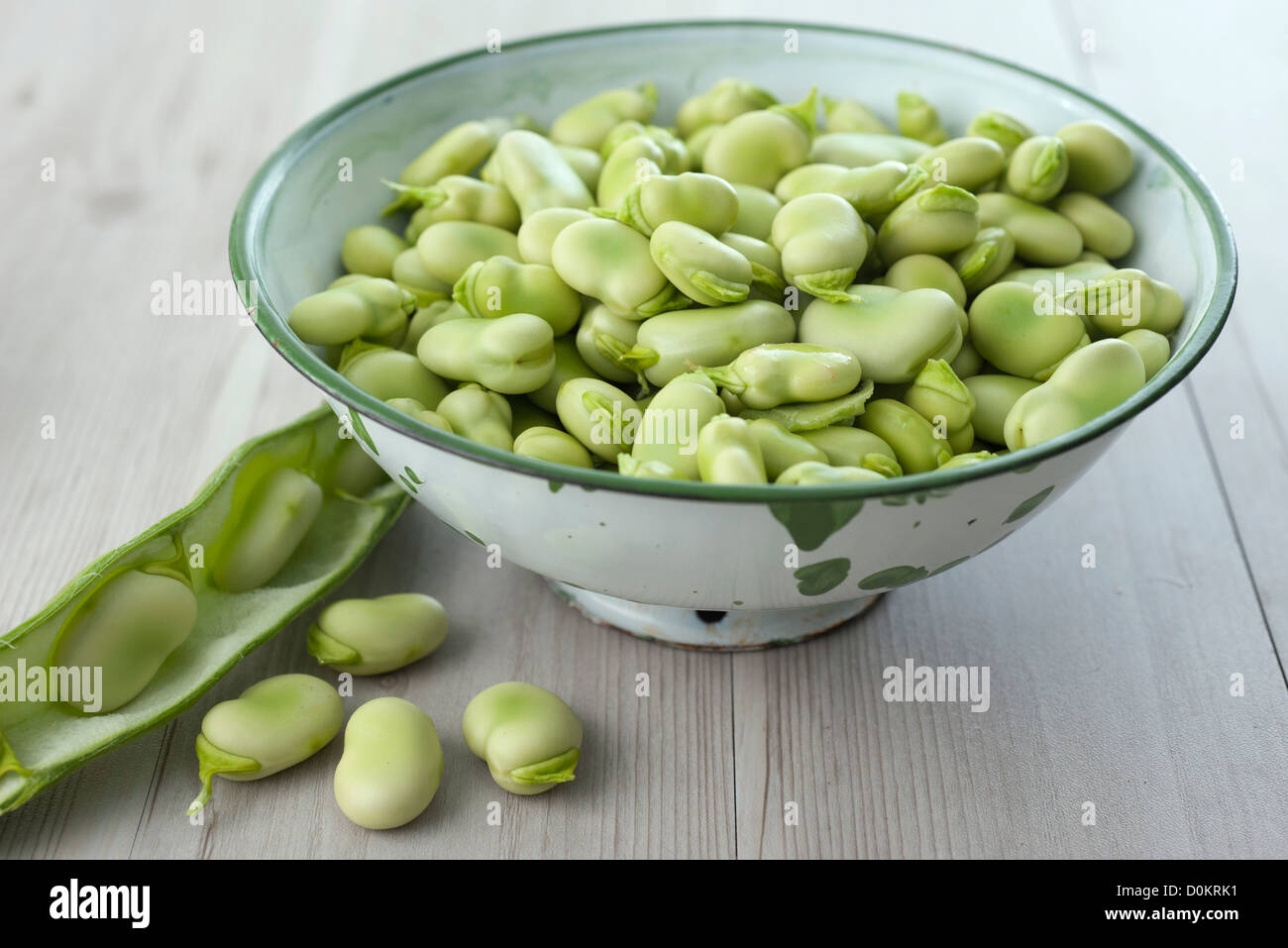 Shelling broad beans hi-res stock photography and images - Alamy