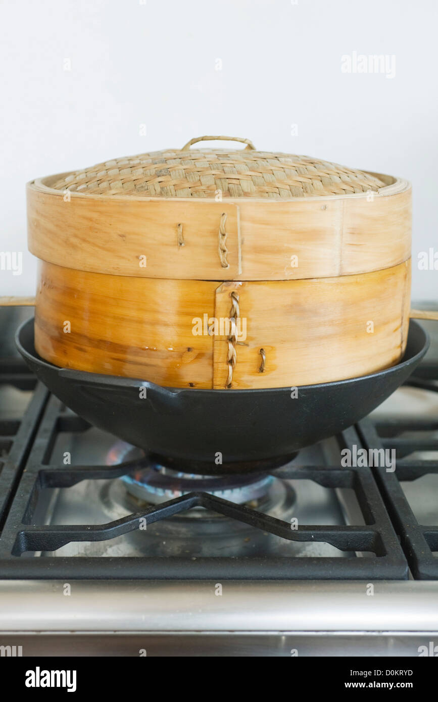 Asian bamboo steamer Stock Photo - Alamy