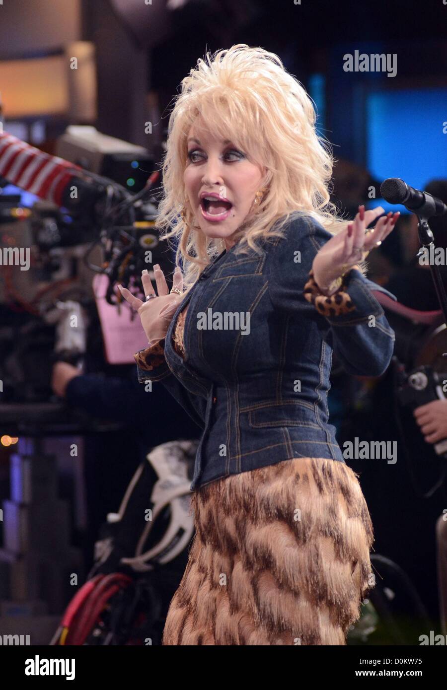 New York, USA. 27th November 2012. Dolly Parton at talk show appearance ...