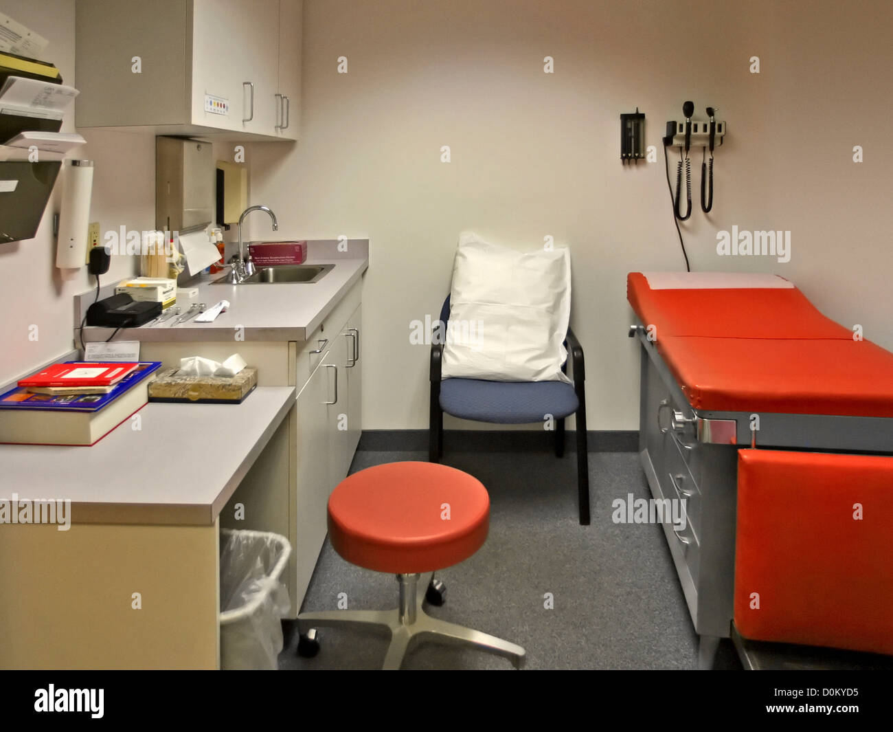 Doctors office sink hi-res stock photography and images - Alamy
