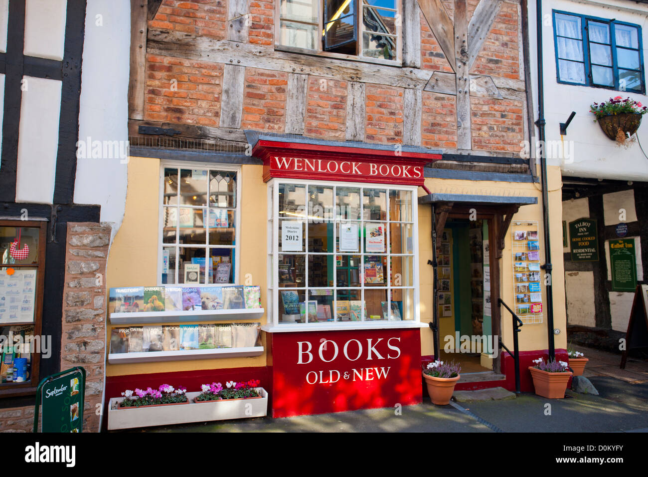 Book shop exterior hi-res stock photography and images - Alamy