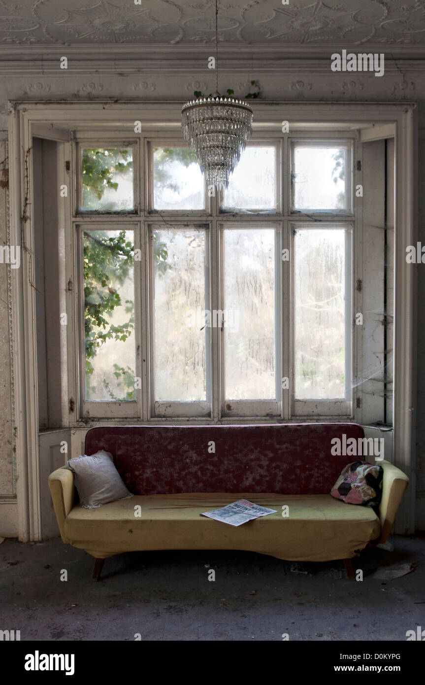 Derelict house sofa hi-res stock photography and images - Alamy