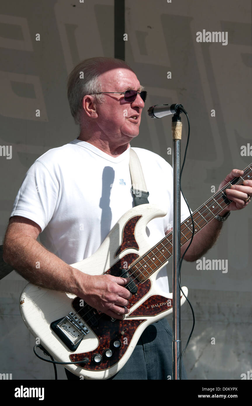 Bass guitar player hi-res stock photography and images - Alamy