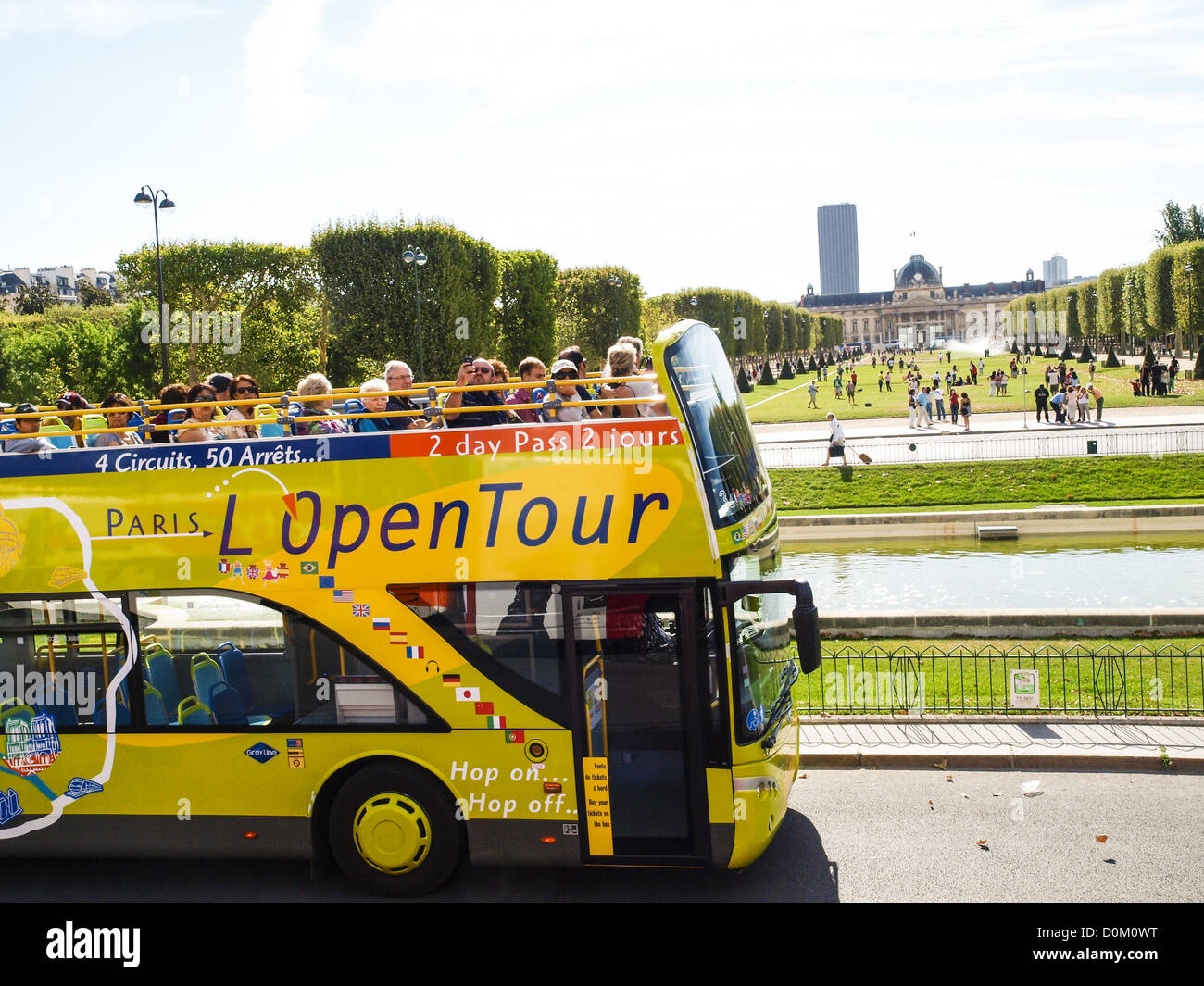 France paris tourist bus hi-res stock photography and images - Alamy