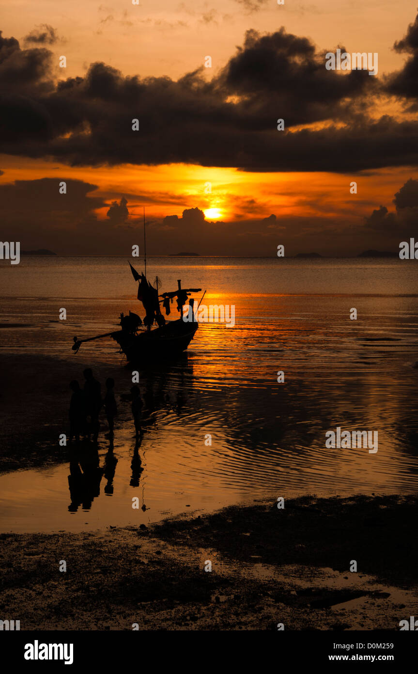 Familys on the beach hi-res stock photography and images - Alamy