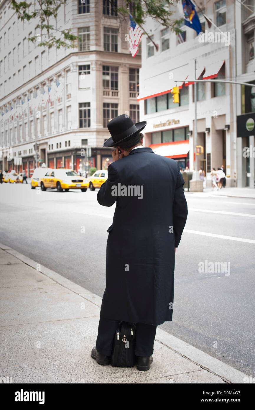 Jewish man on cell phone hi-res stock photography and images - Alamy
