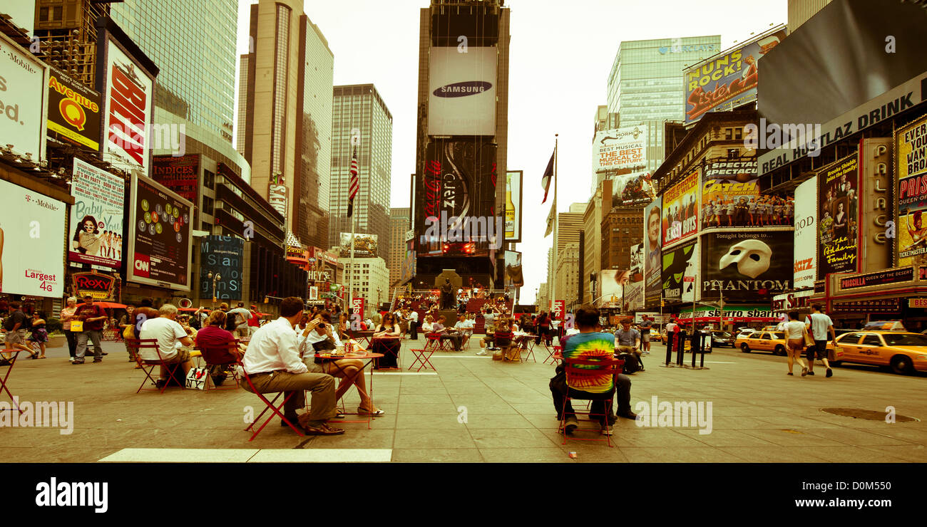 Al fresco dining in Times Square, NY Stock Photo - Alamy