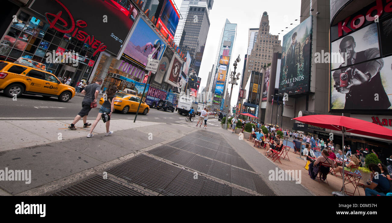 Yellow cabs times square hi-res stock photography and images - Alamy