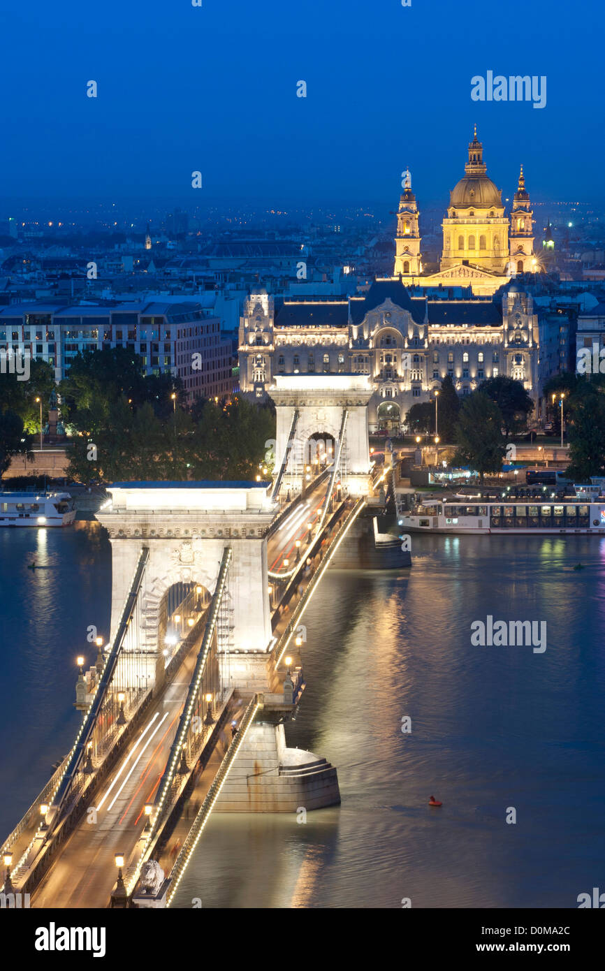 Night view of Széchenyi Chain Bridge over the Danube River in Budapest ...