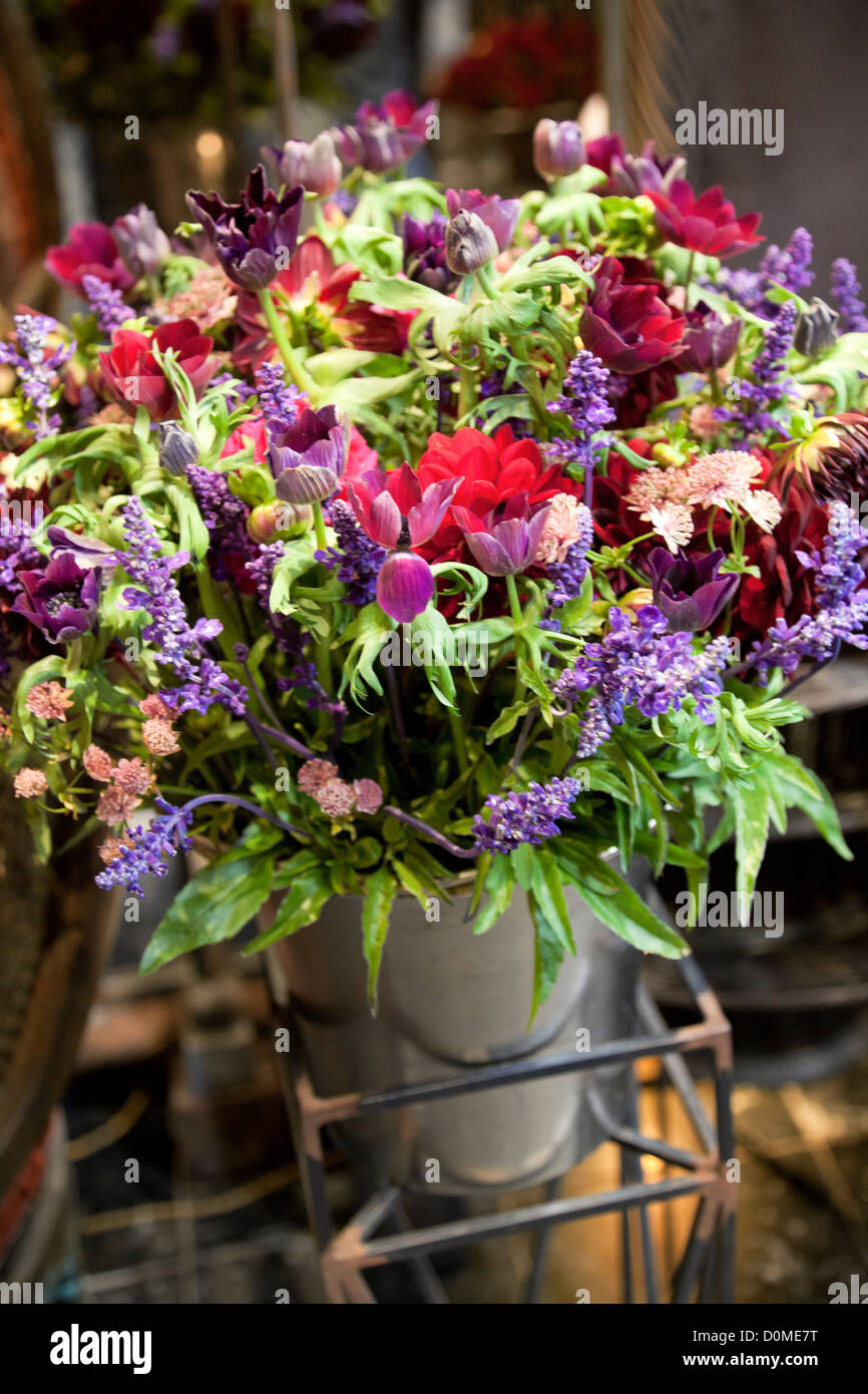 Flowers in vase hi-res stock photography and images - Alamy