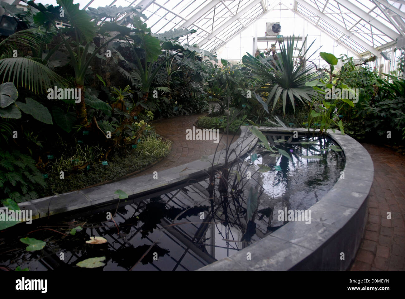 Norman Foster designed Glass house with huge single span National ...