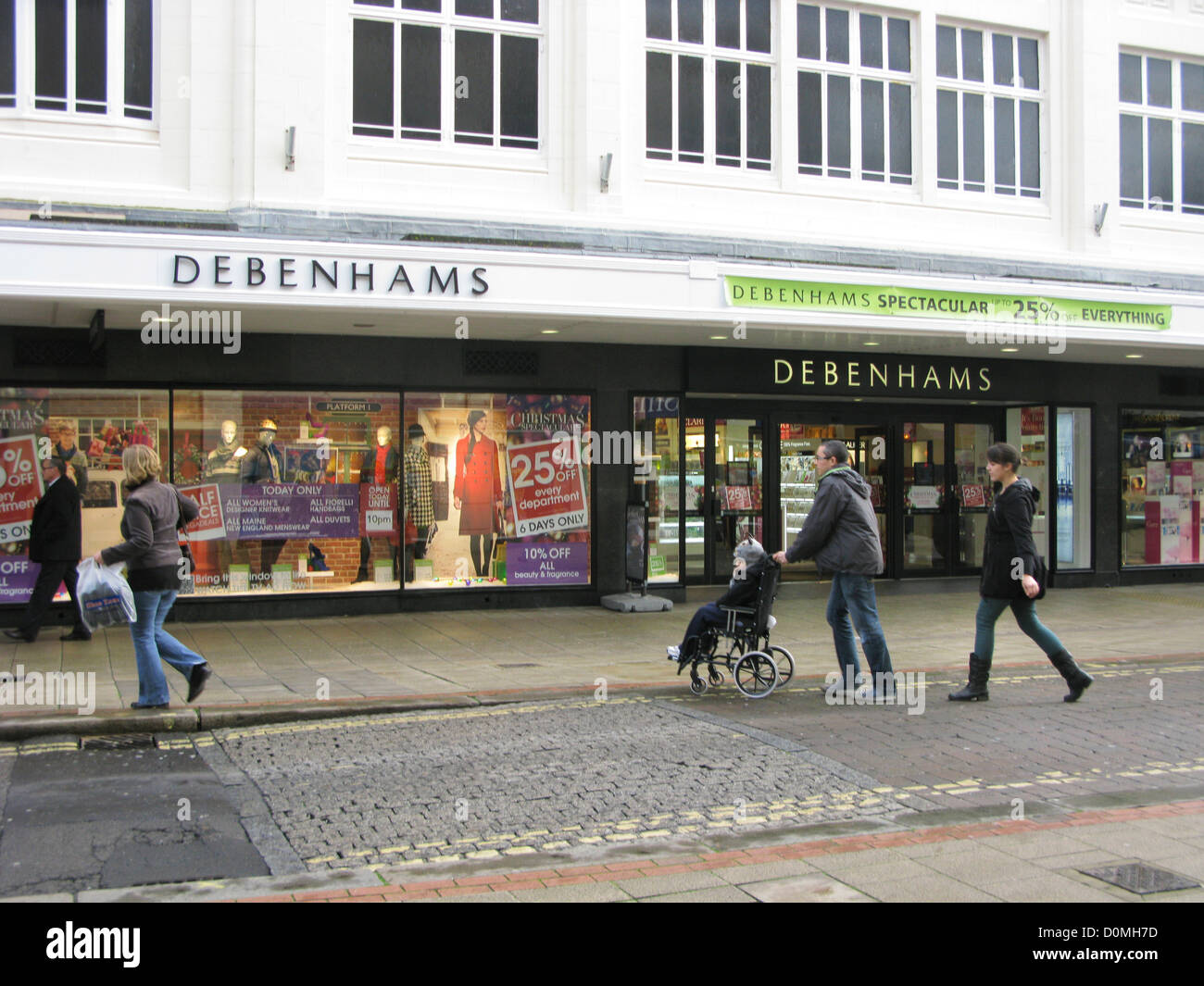 Child department store hi-res stock photography and images - Alamy