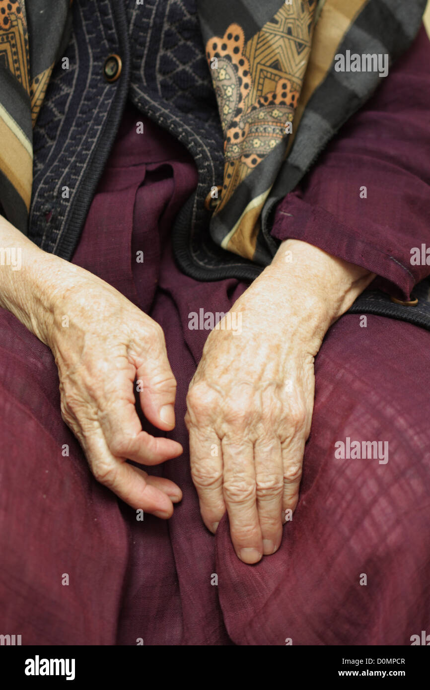 Old woman hands Stock Photo - Alamy