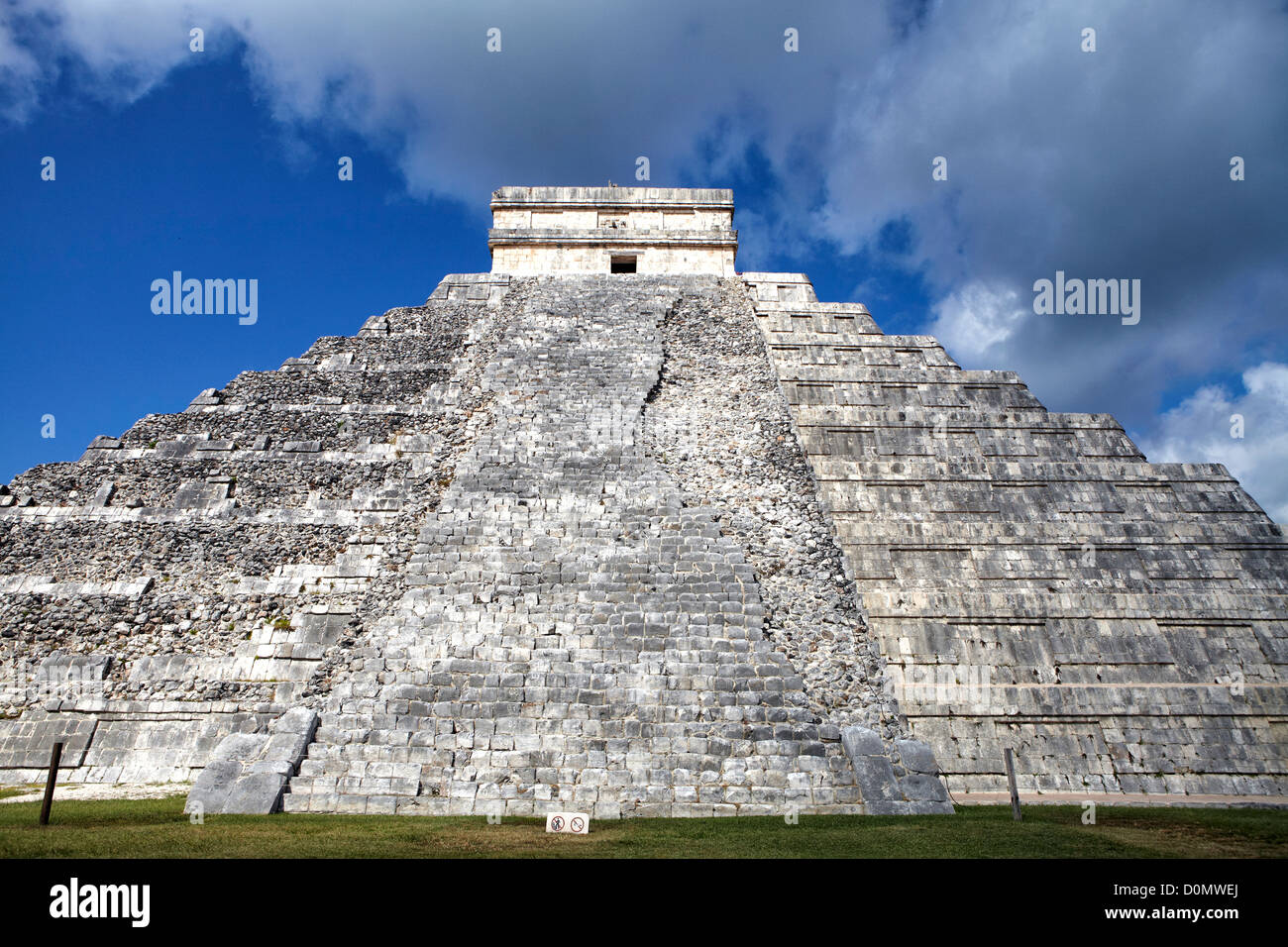 East side of the Temple of Kukulkan, Castillo De Kukulcan, El Castillo ...