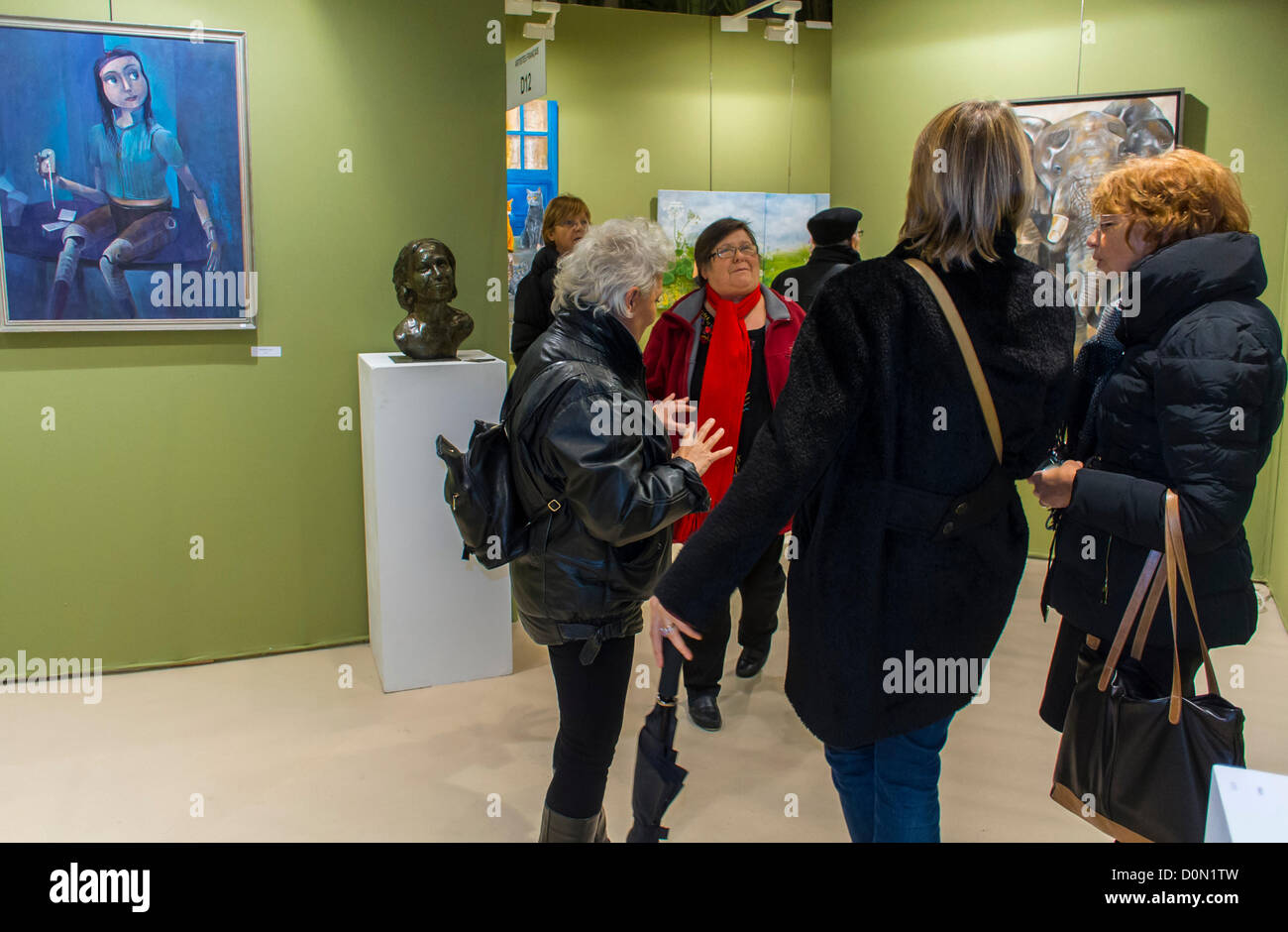 Paris, France, Group of Women talking painting, visiting inside Amateur ...