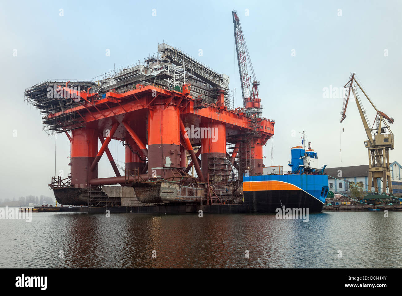 Drilling barge hi-res stock photography and images - Alamy