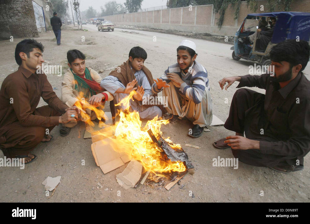 Residents of Peshawar warm their hands on bone-fire to save themselves ...