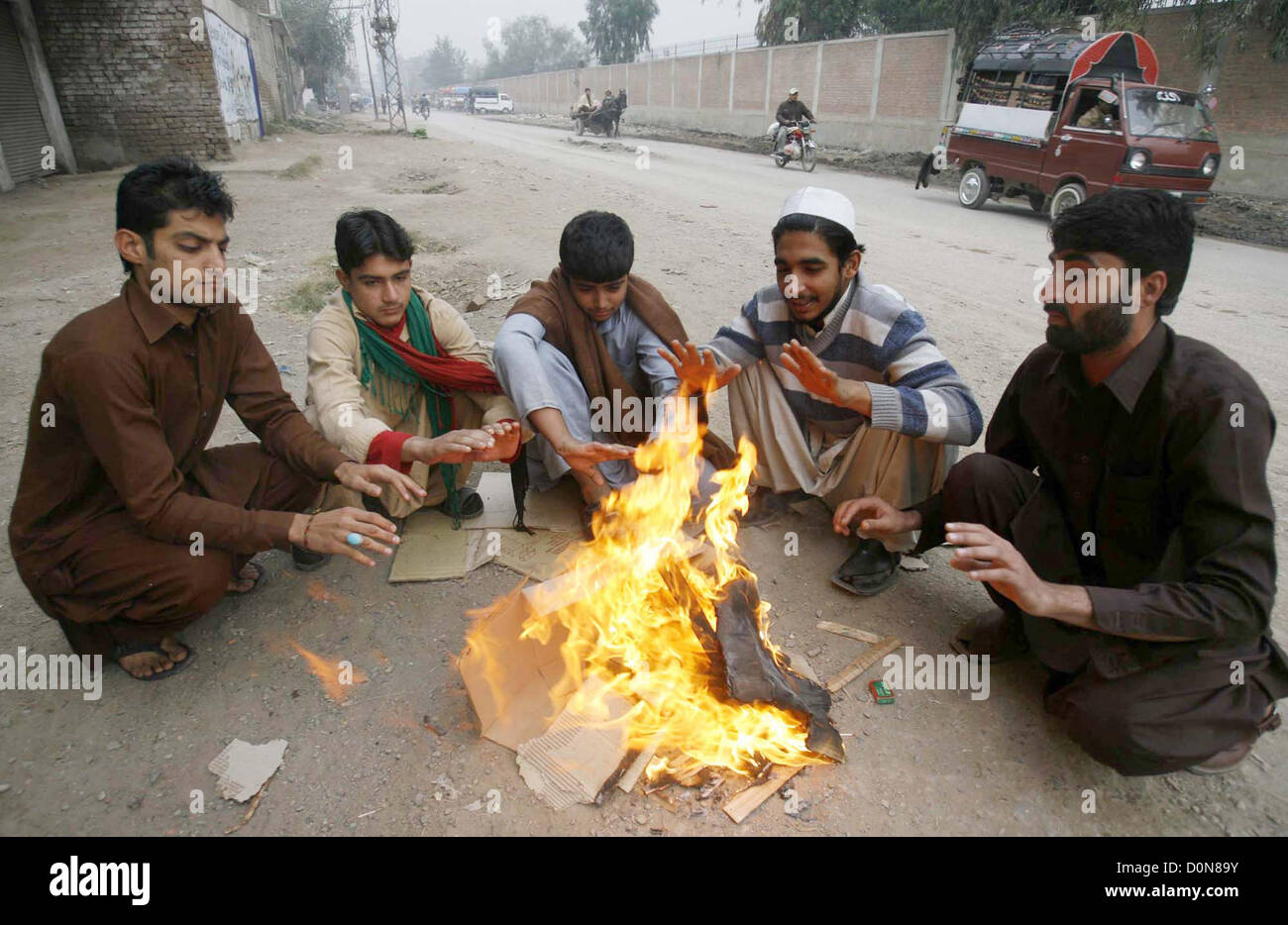 Residents of Peshawar warm their hands on bone-fire to save themselves ...
