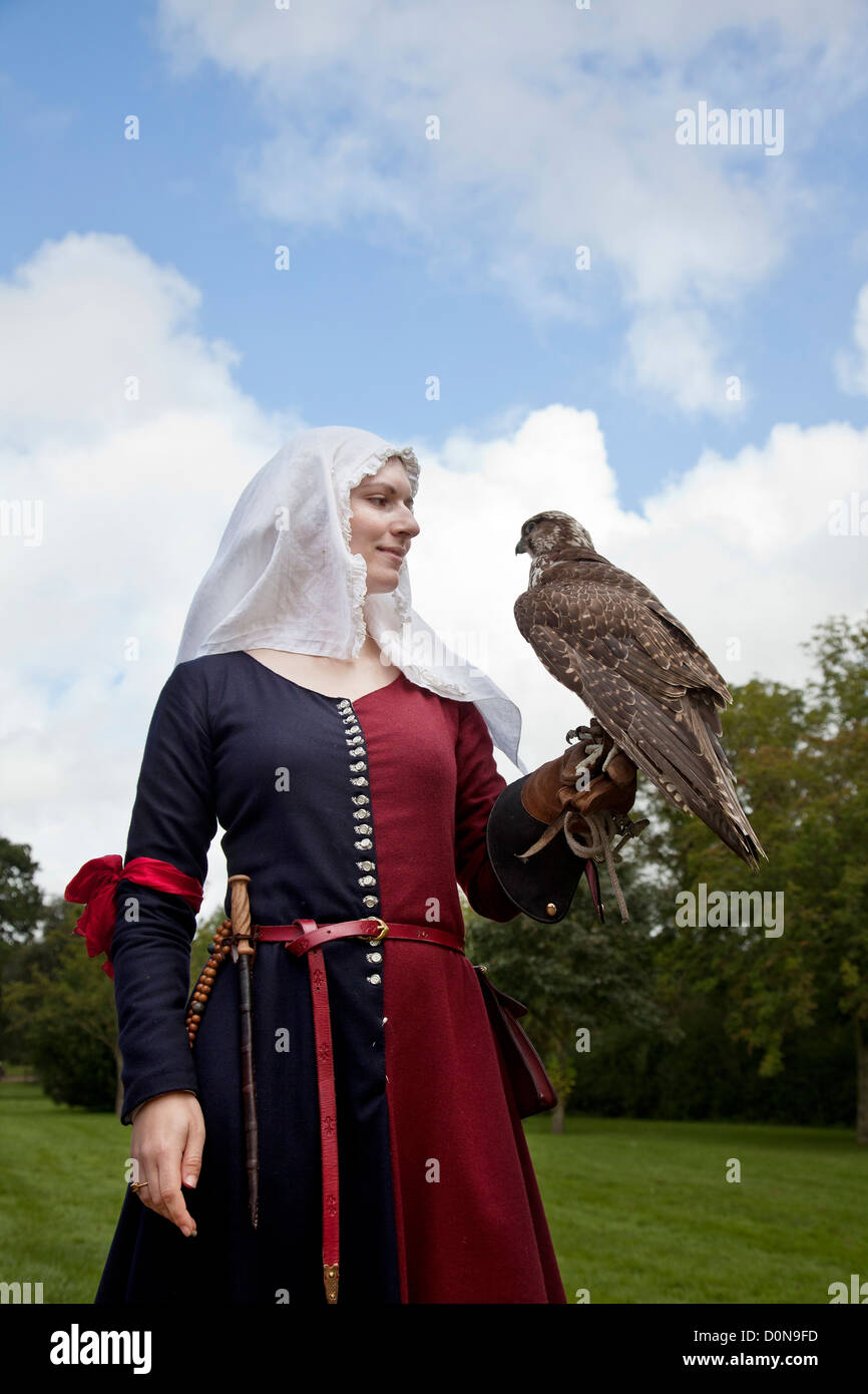 Falconer medieval hi-res stock photography and images - Alamy