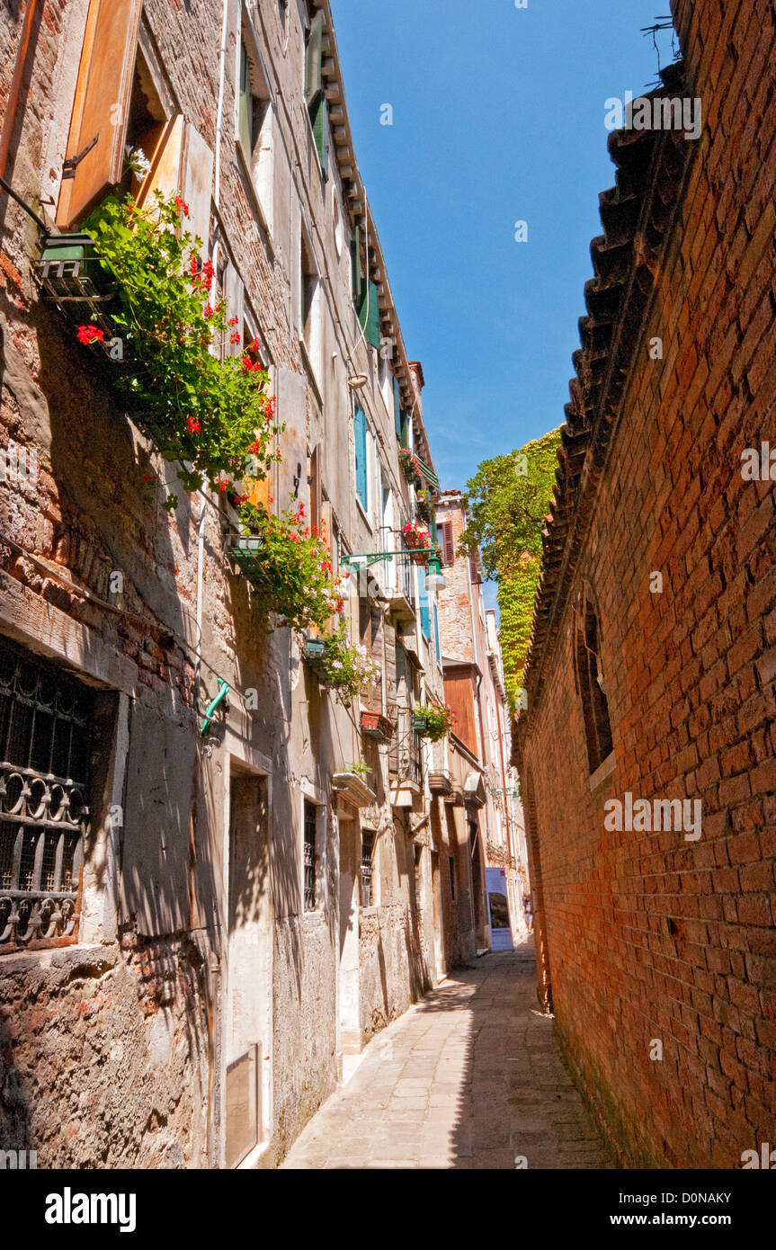 Narrow walkway, Venice, Italy Stock Photo - Alamy