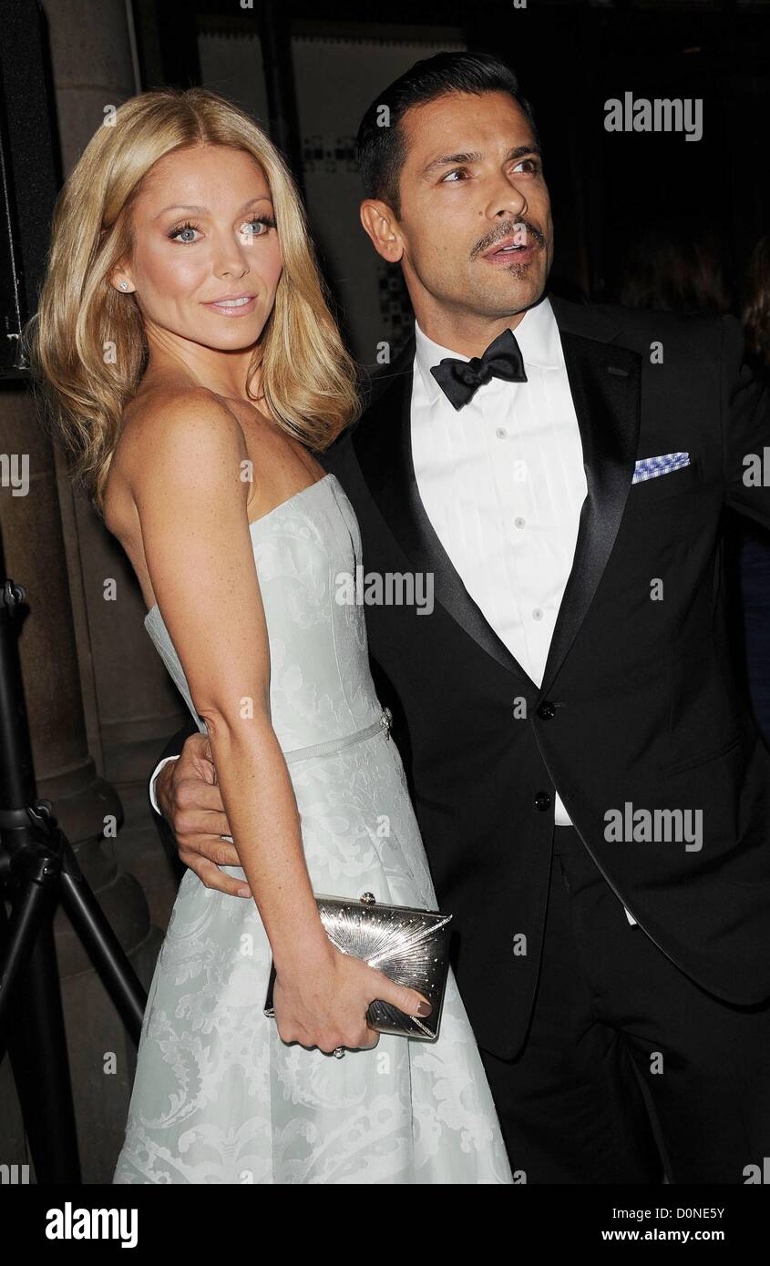 New York, USA. 27th November 2012. Kelly Ripa, Mark Consuelos at ...