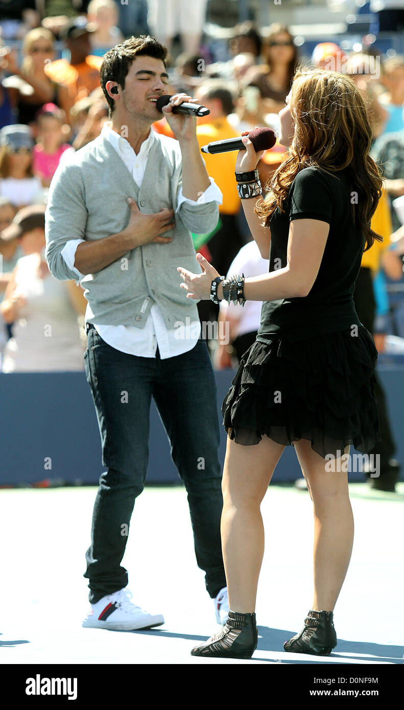 Joe jonas , demi lovato hi-res stock photography and images - Alamy