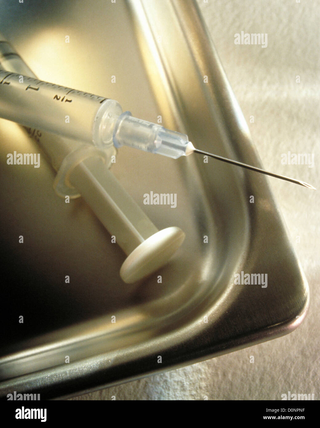 Syringe in Metal Tray Stock Photo - Alamy