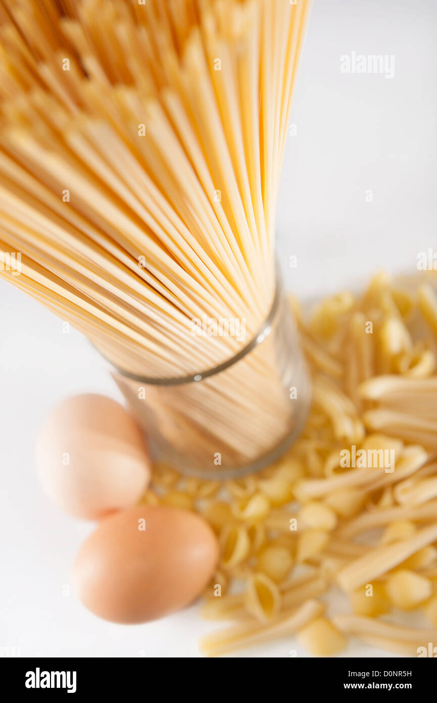 A bunch of wholegrain yellow spaghetti pasta Stock Photo - Alamy