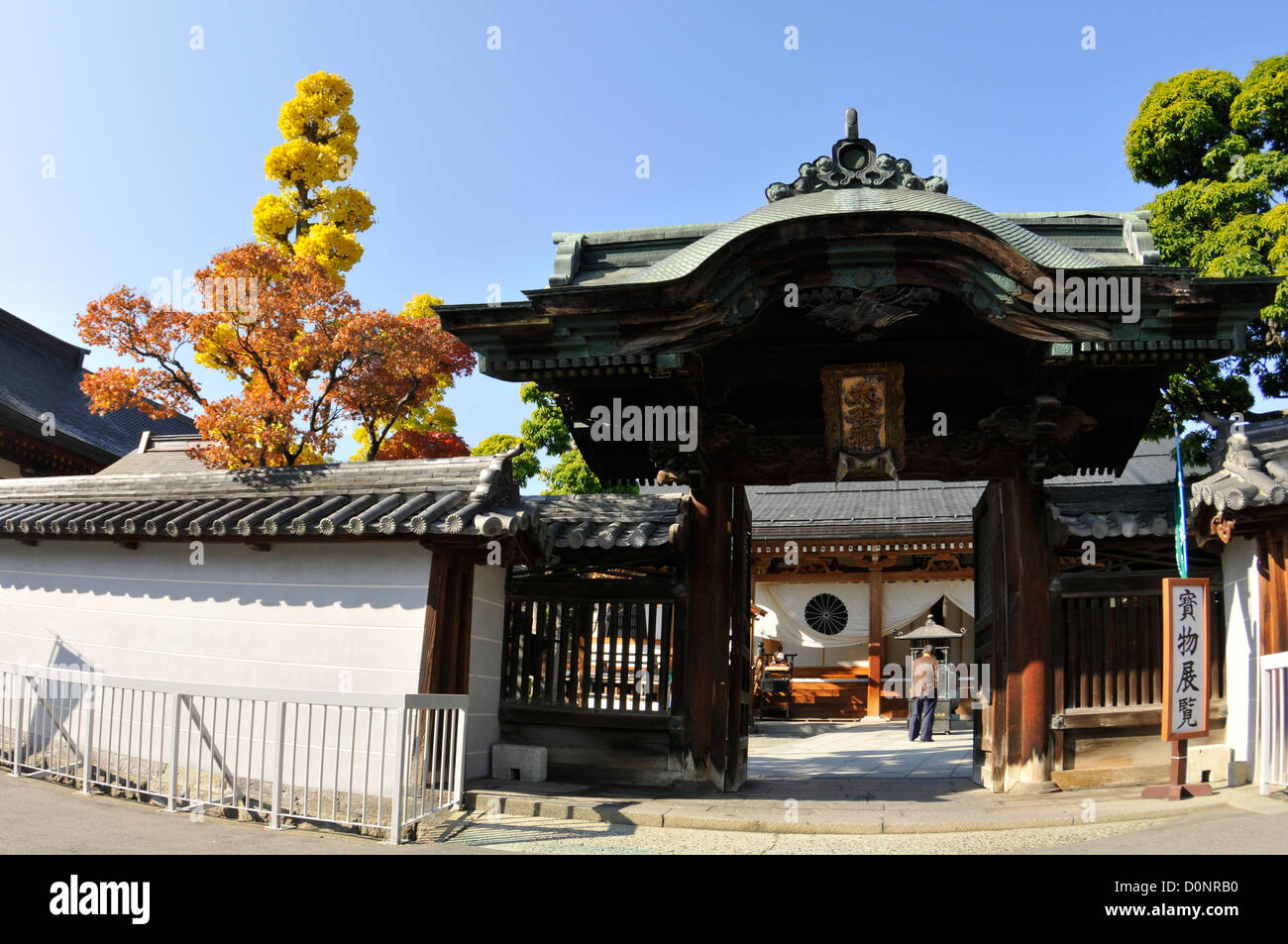 Small temple hi-res stock photography and images - Alamy
