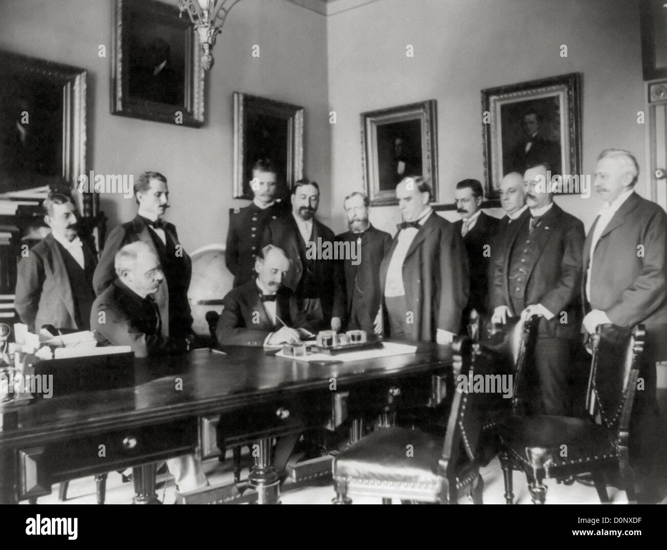 Peace treaty signing hi-res stock photography and images - Alamy