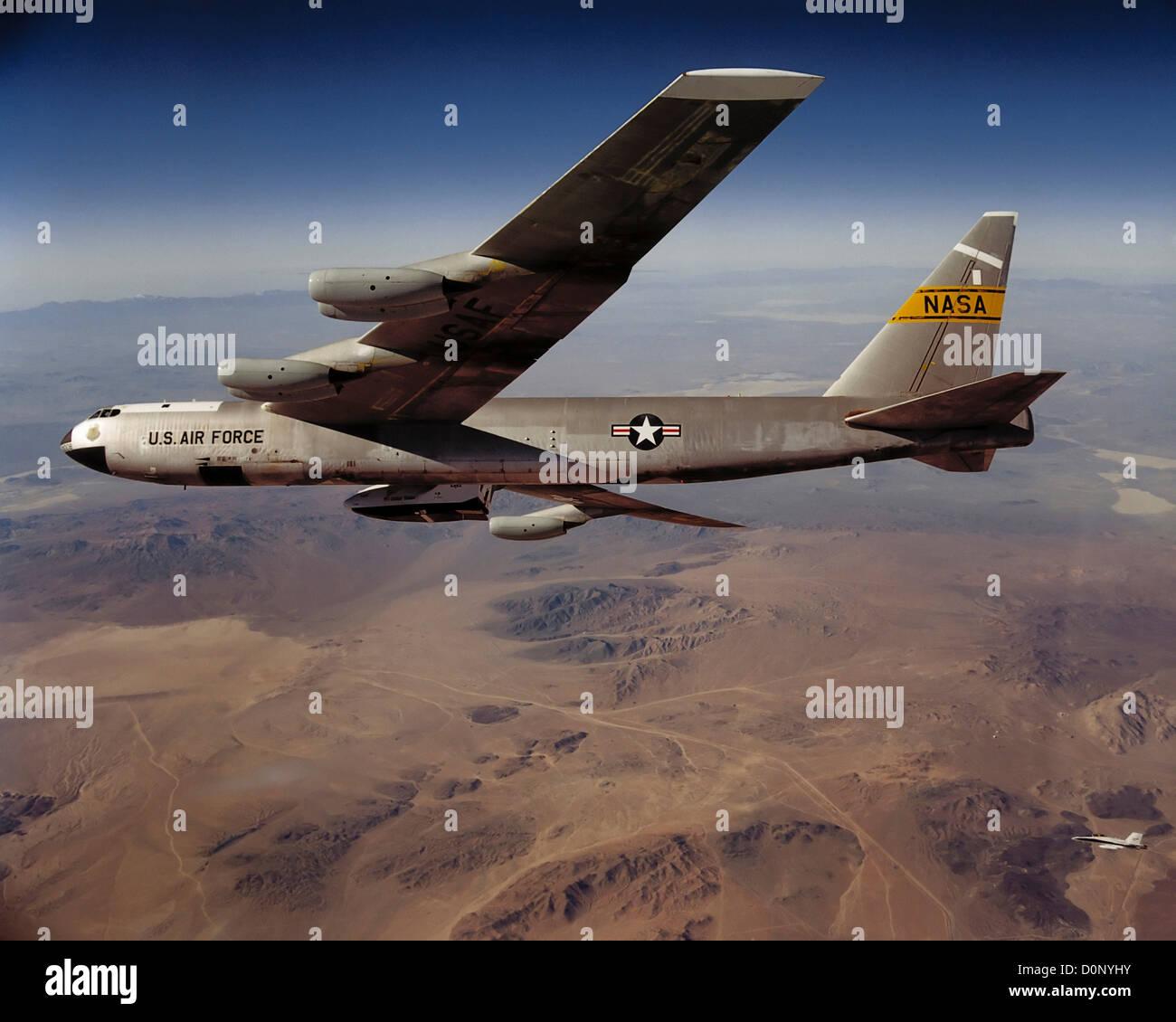 B-52 Lifting X-38 Stock Photo - Alamy