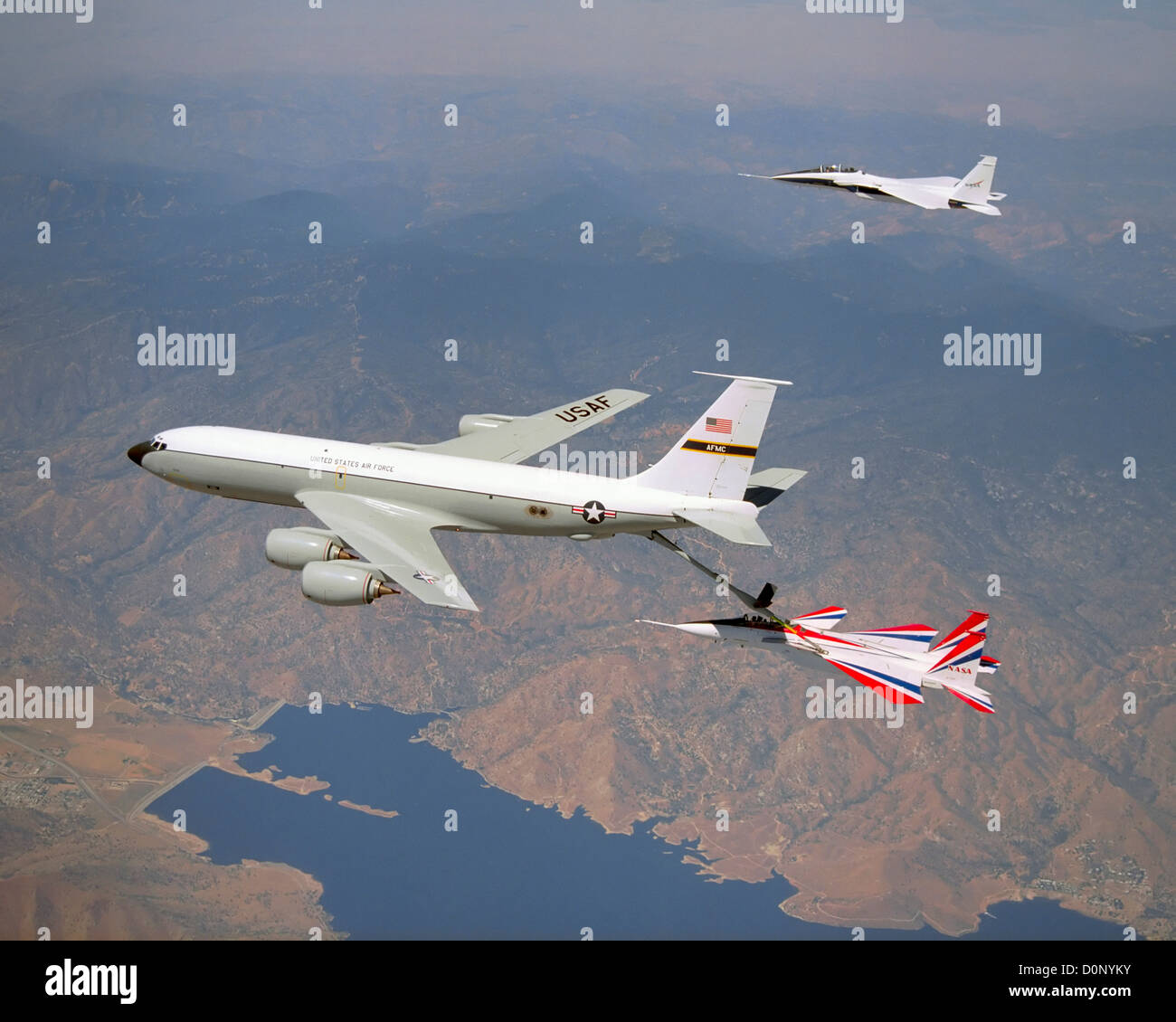 Mid air refueling hi-res stock photography and images - Alamy