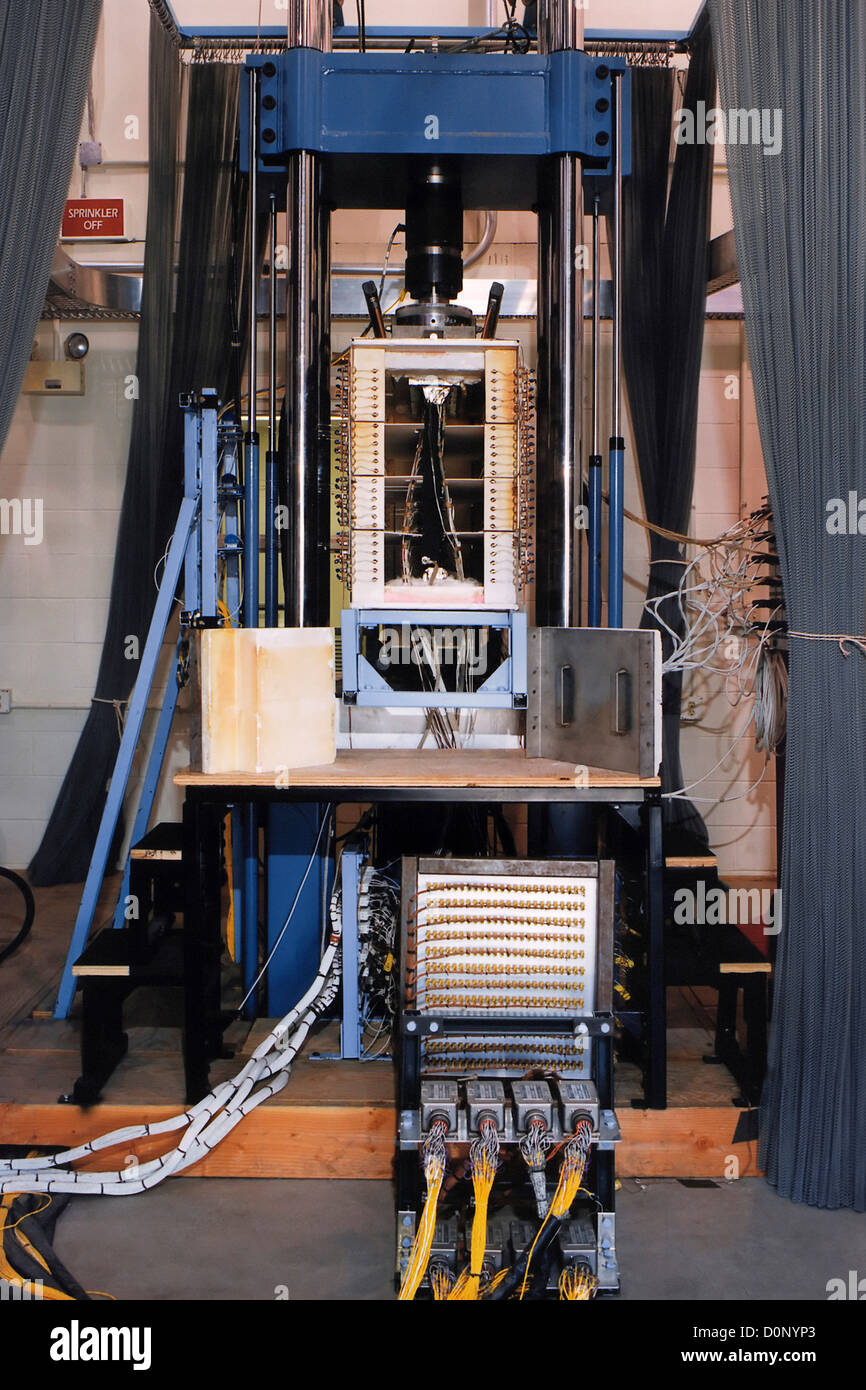 Buckling test hi-res stock photography and images - Alamy