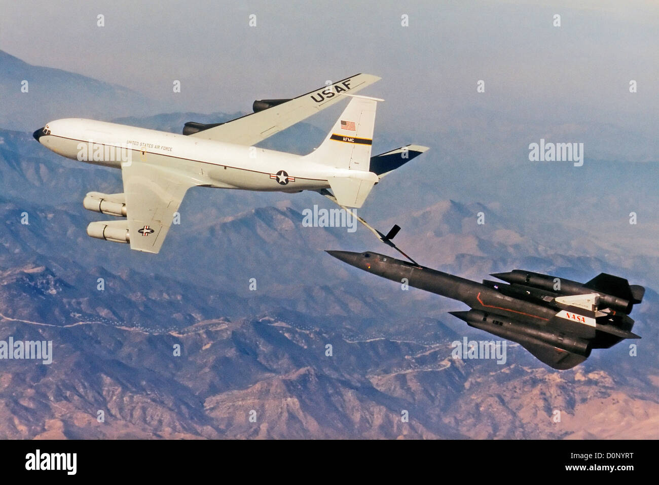 In-Flight Refueling of SR-71 with LASRE Pod Stock Photo - Alamy