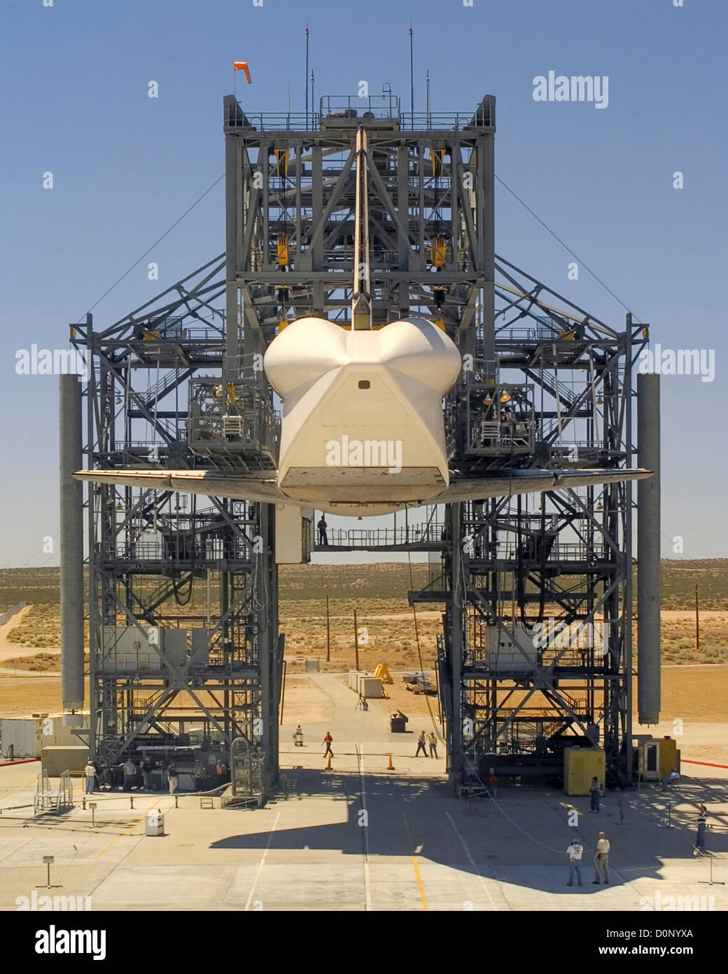 Space Shuttle Discovery in Mate-Demate Device Stock Photo - Alamy