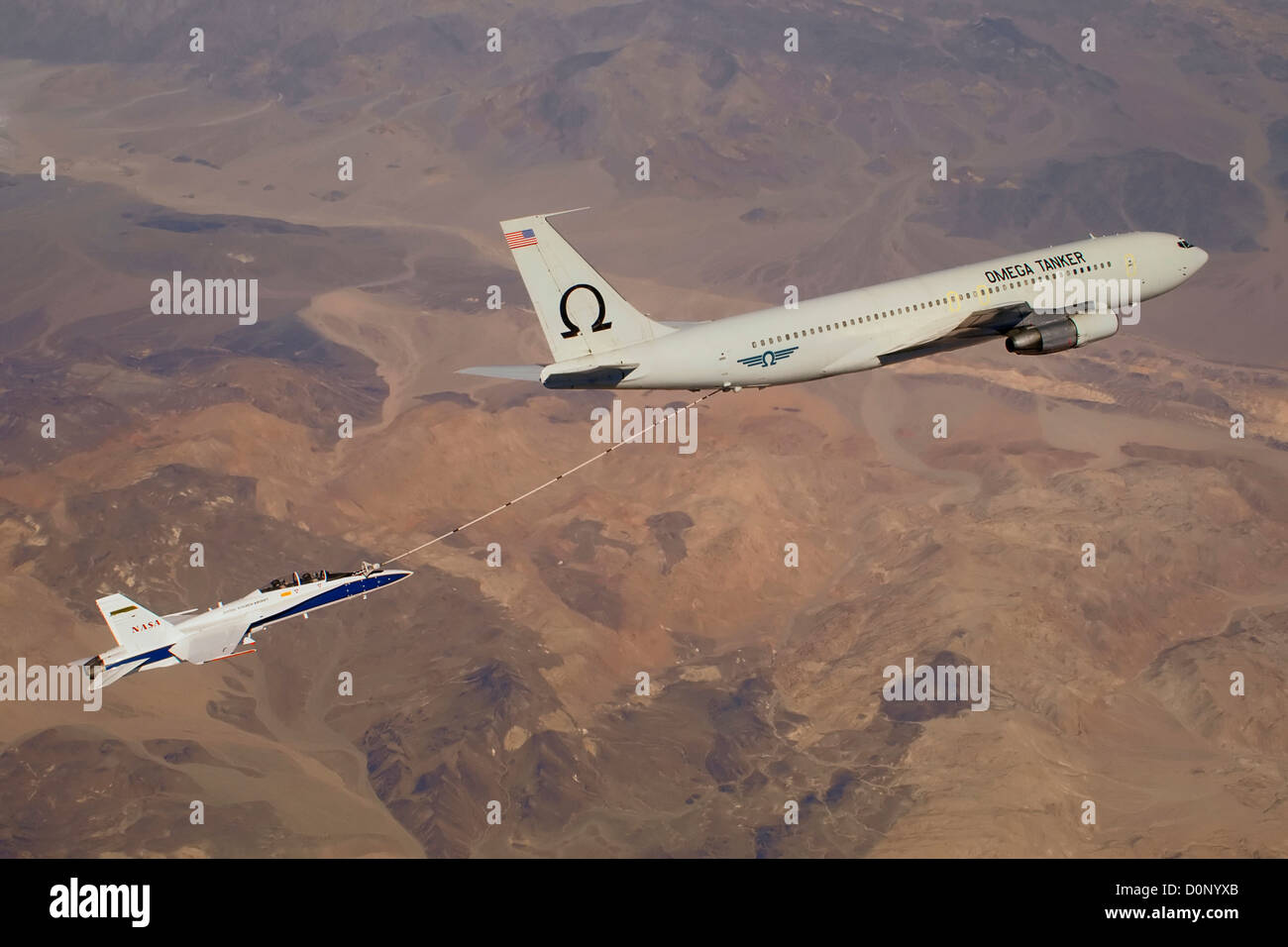 Mid air refueling hi-res stock photography and images - Alamy