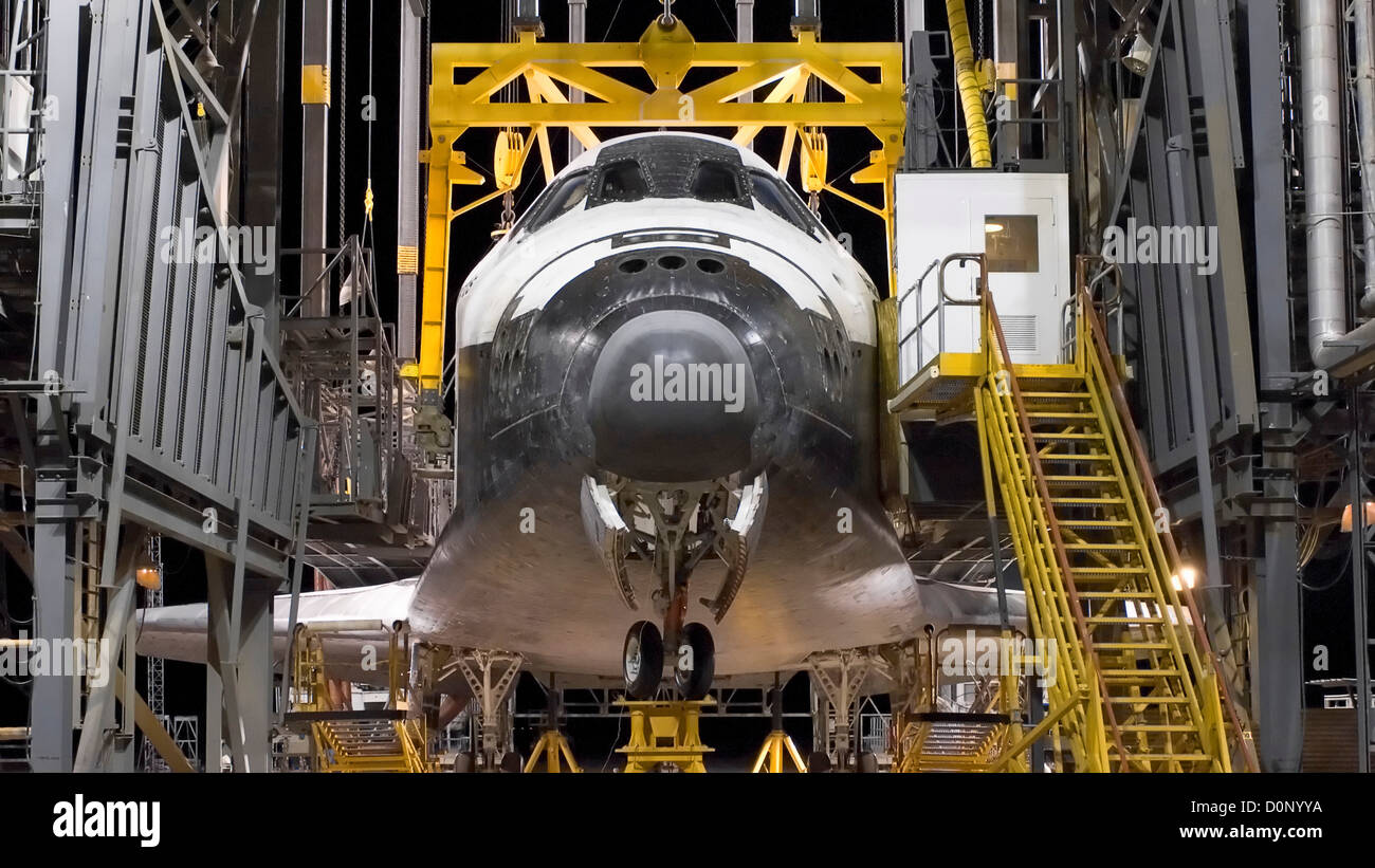 Space Shuttle Atlantis in Mate-Demate Device Stock Photo - Alamy