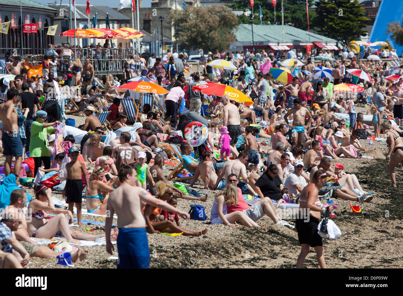 Busy beach scene hi-res stock photography and images - Alamy