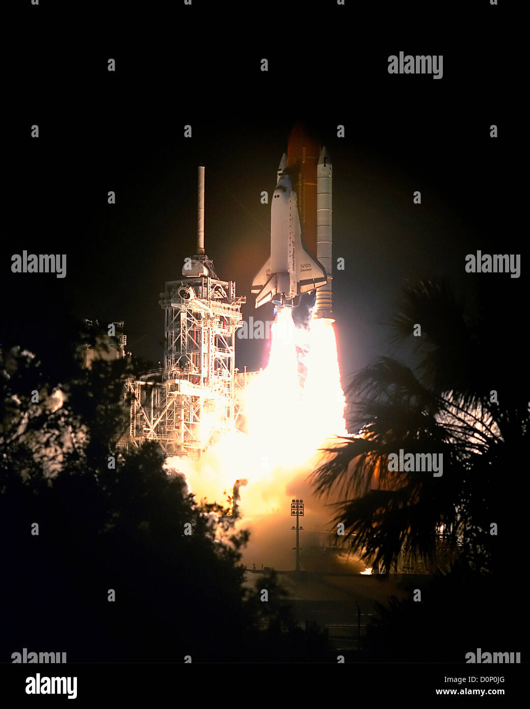 Discovery space shuttle launch hi-res stock photography and images - Alamy