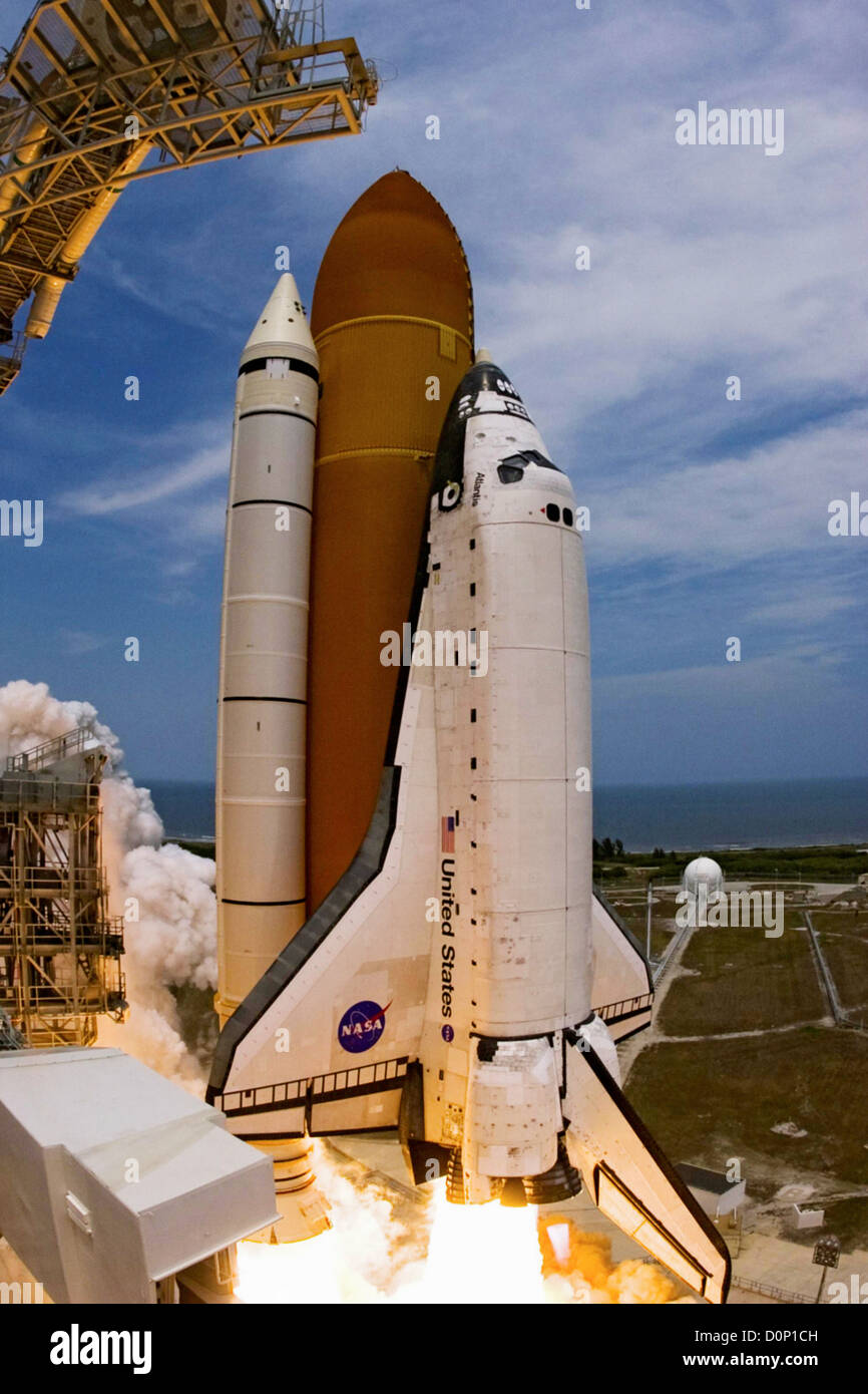 Launch of Atlantis on STS-125 Stock Photo - Alamy