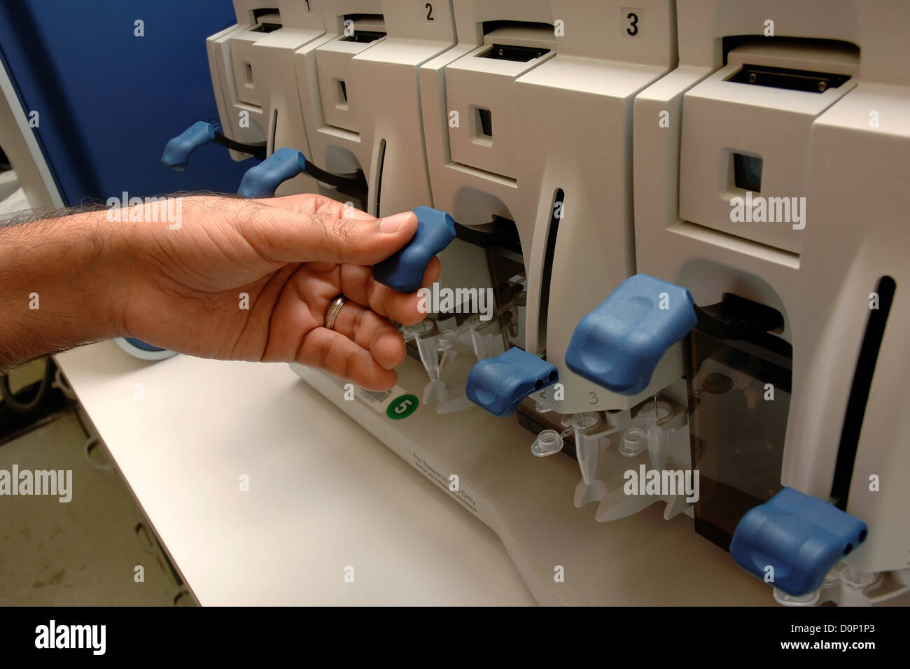 Fluidics station hi-res stock photography and images - Alamy