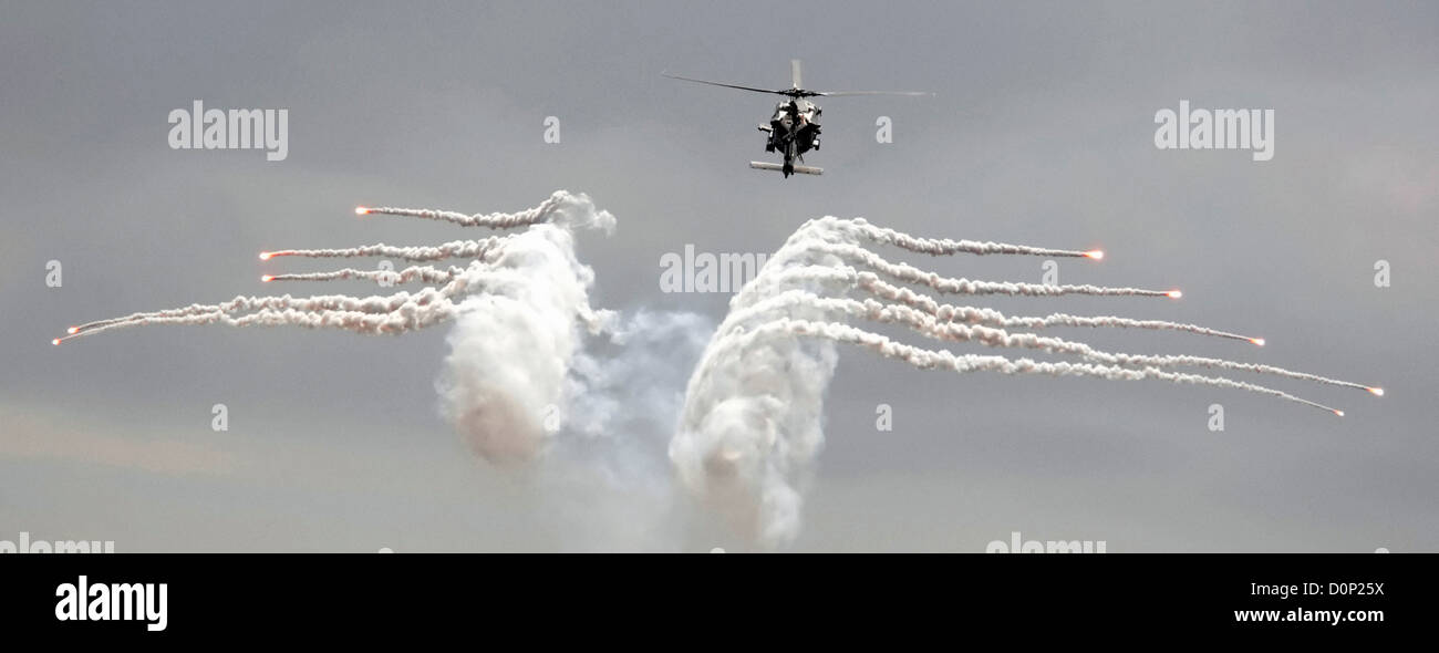 War flares hi-res stock photography and images - Alamy
