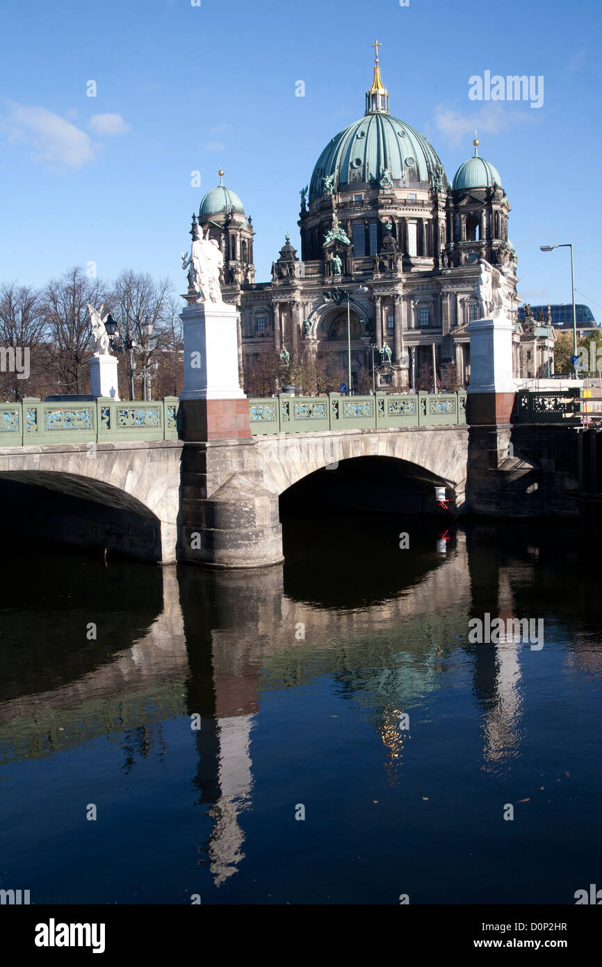 Berlin cathedral and river spree hi-res stock photography and images ...