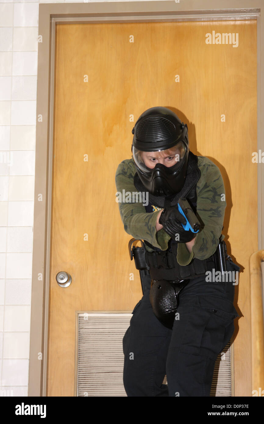 School officer in hallway hi-res stock photography and images - Alamy