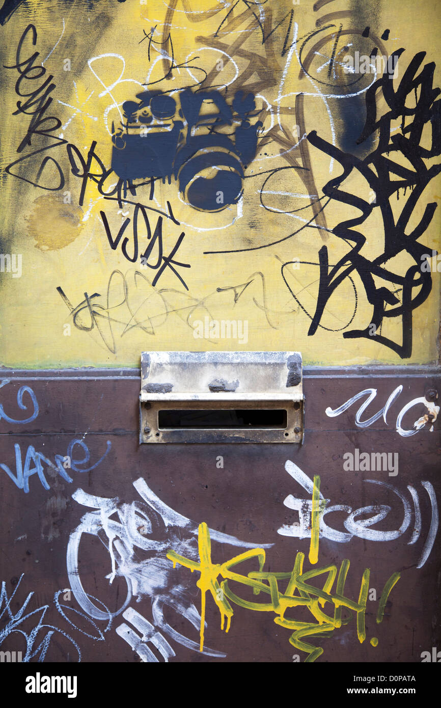Hole letterbox hi-res stock photography and images - Alamy