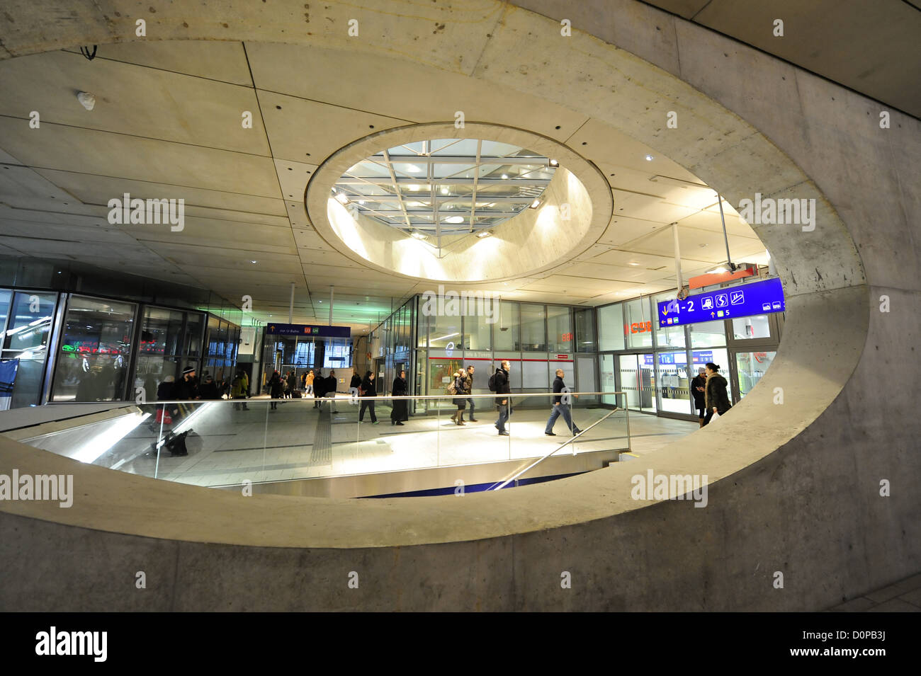 Wien mitte the mall hi-res stock photography and images - Alamy