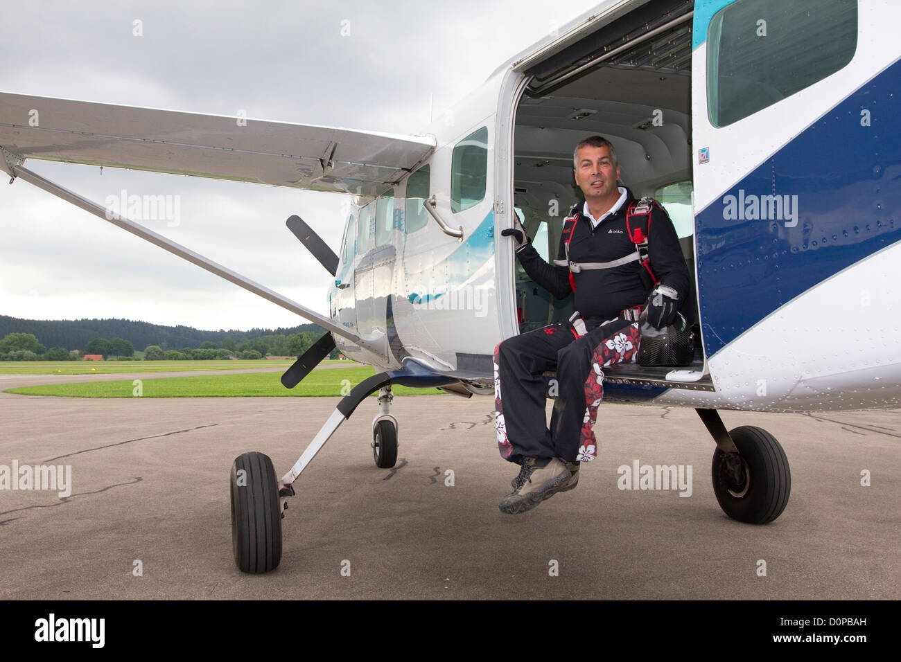Parachute jump door hi-res stock photography and images - Alamy