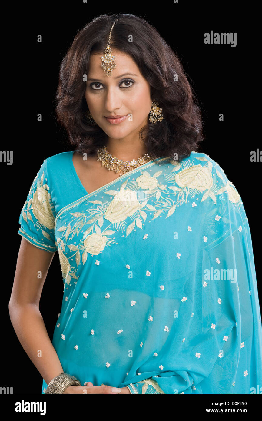 Portrait of a woman wearing a sari and smiling Stock Photo - Alamy