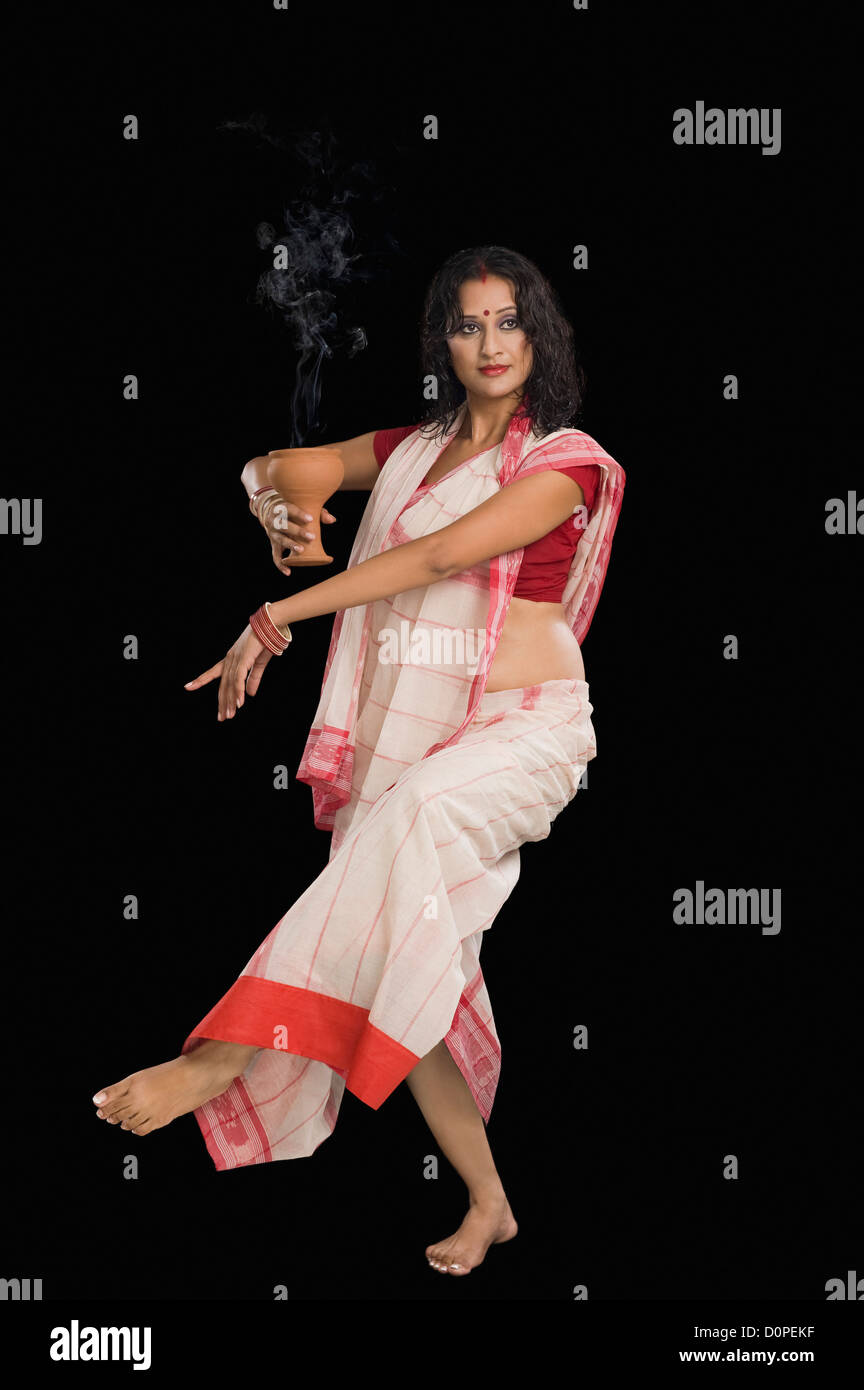 Bengali woman performing ritual dance Stock Photo - Alamy